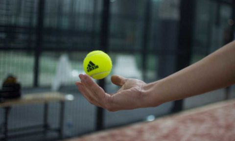 Reglas del saque de pádel [Todo lo que debes saber]